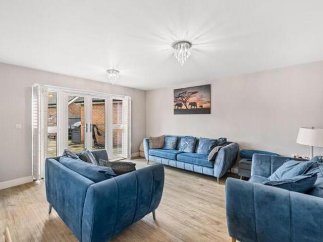 4 Bedroom House Surrey Surrey 99895318
