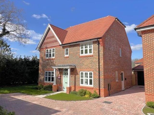 4 Bedroom House Surrey Surrey 101199908