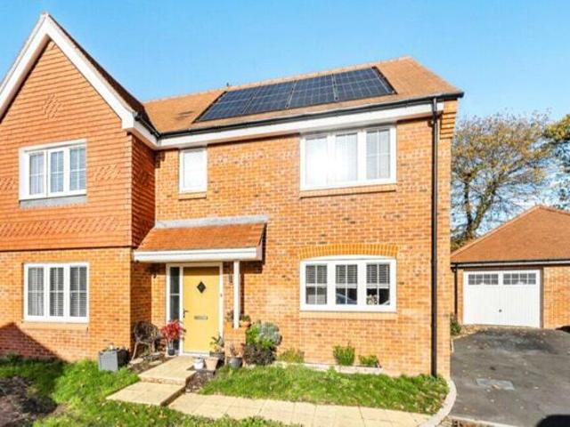4 Bedroom House Surrey Surrey LS100366150