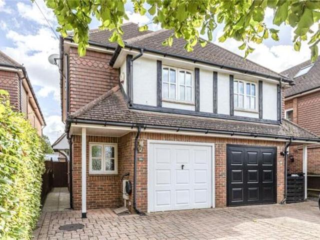4 Bedroom House Surrey Surrey LS98930223