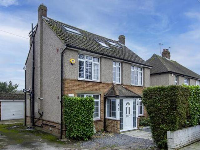4 Bedroom House Surrey Surrey LS99773818