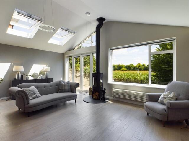 4 Bedroom House Surrey Surrey LS99773958