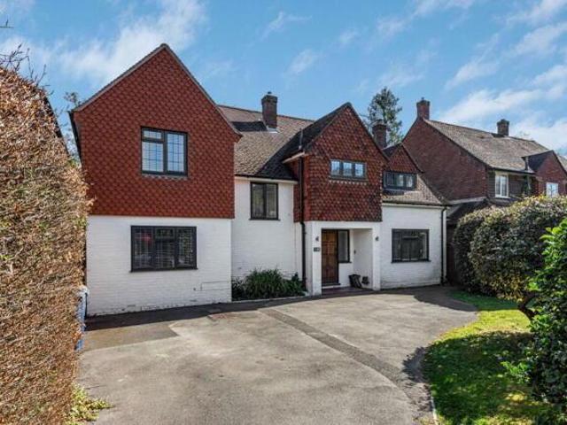 4 Bedroom House Surrey Surrey LS99895637