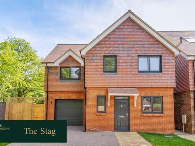 4 Bedroom House Surrey Surrey LS99951899