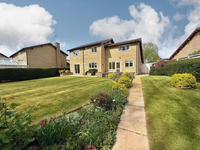 4 Bedroom House Swindon Wiltshire 101955485