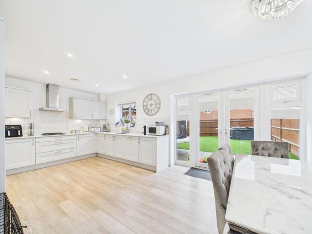 4 Bedroom House Reading Reading 98834527