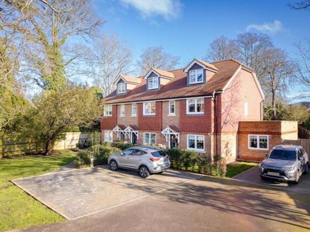 4 Bedroom House Redhill Surrey 99840316