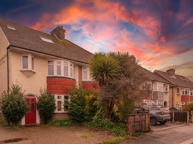 4 Bedroom House Redhill Surrey 99952182