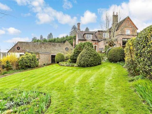 4 Bedroom House Reigate Surrey 99952384