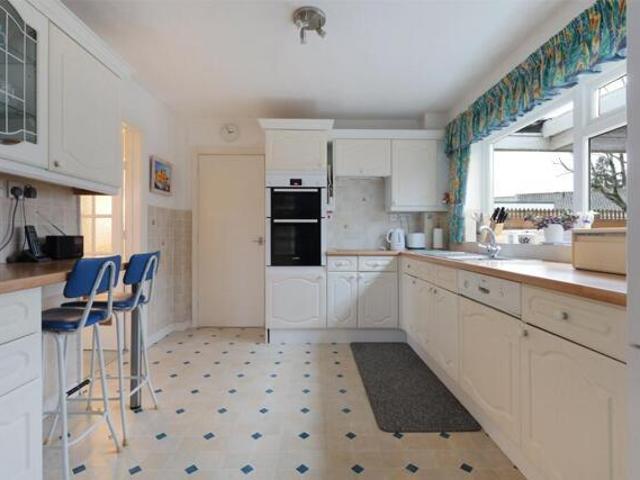 4 Bedroom House Reigate Surrey LS98903489
