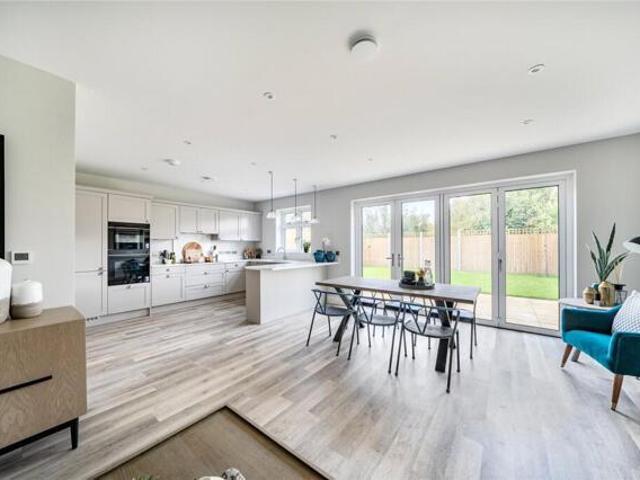 4 Bedroom House Woking Surrey 100881576