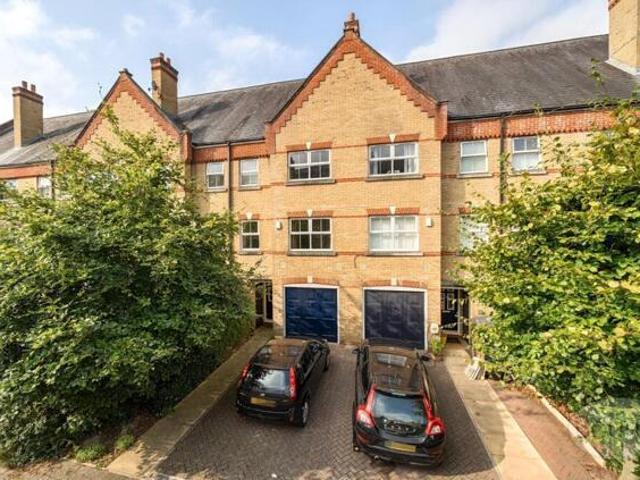 4 Bedroom House Woking Surrey 101796923