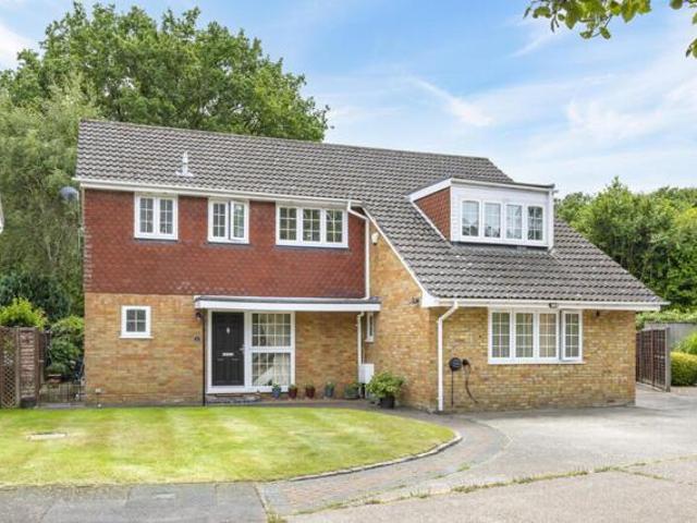4 Bedroom House Woking Surrey 101892345