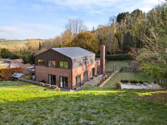 4 Bedroom House Woldingham Surrey 98687632
