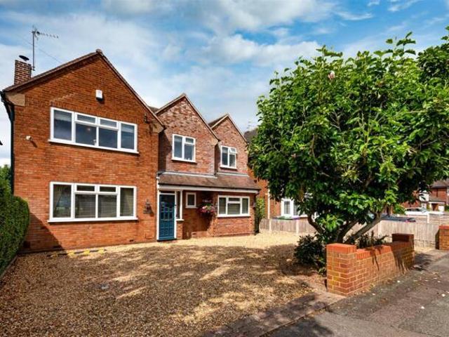 4 Bedroom House Wolverhampton Wolverhampton LS101277967