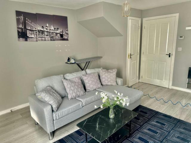 4 Bedroom House Wolverhampton Wolverhampton 80692686