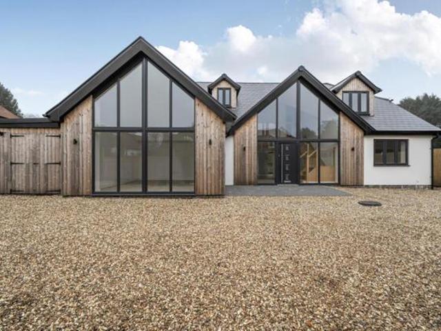 4 Bedroom House Woodcote Berkshire 100685327