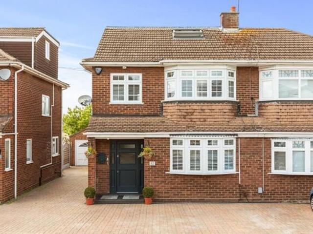 4 Bedroom House Waltham Abbey Essex LS99237037