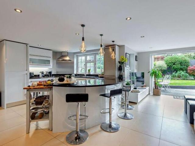 4 Bedroom House Warfield Berkshire LS100541073