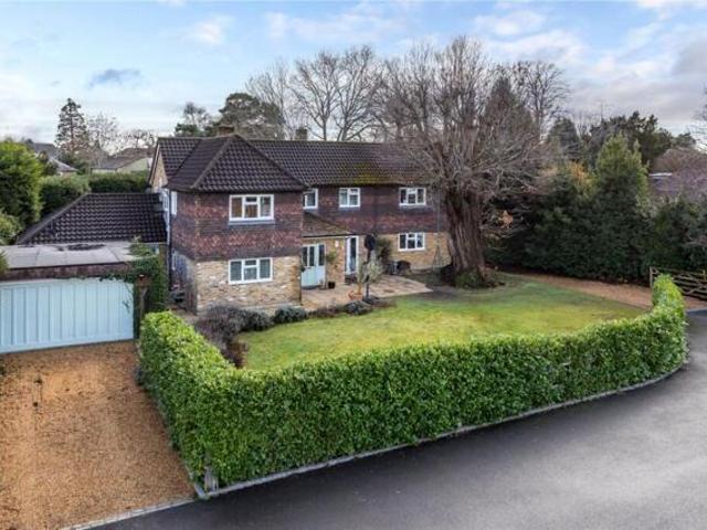 4 Bedroom House Weybridge Surrey 100398639