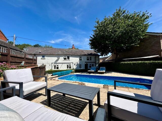 4 Bedroom House Weedon Bec Northamptonshire 100825092