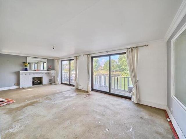 4 Bedroom House Wraysbury Surrey 98503809
