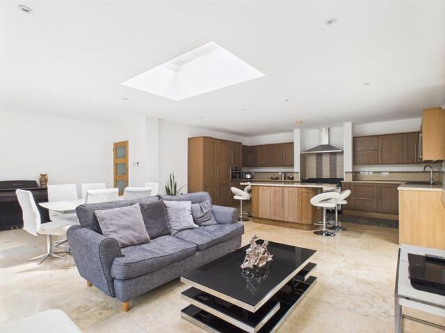 4 Bedroom House Wraysbury Surrey 100456783