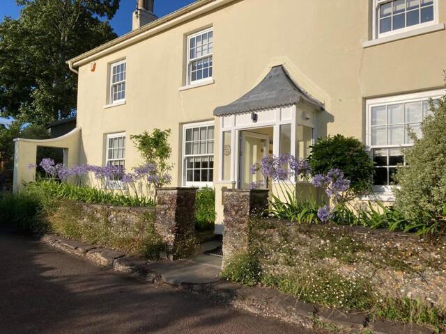 4 Bedroom House Totnes Devon LS101352023