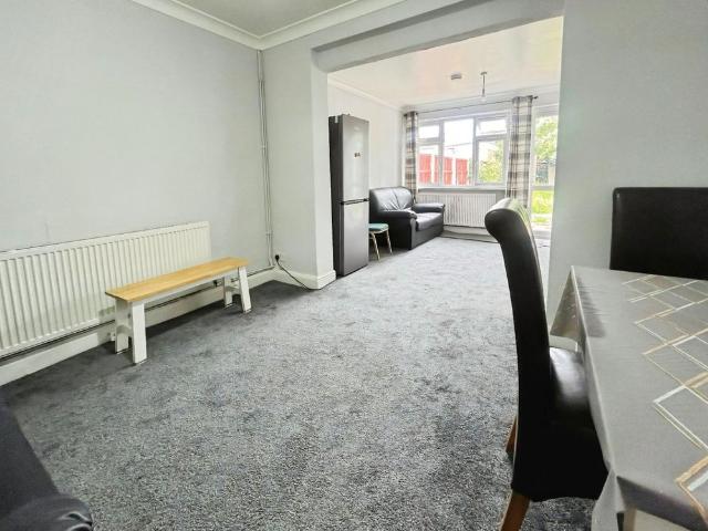 4 bedroom House To Let Total Size: 1066 SQ FT