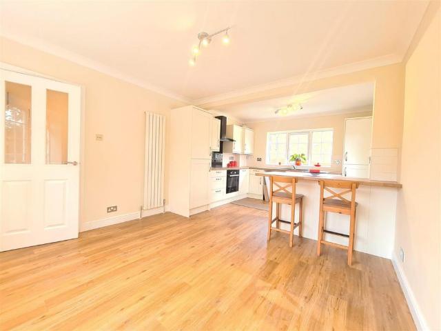 4 bedroom House To Let Total Size: 1130 SQ FT