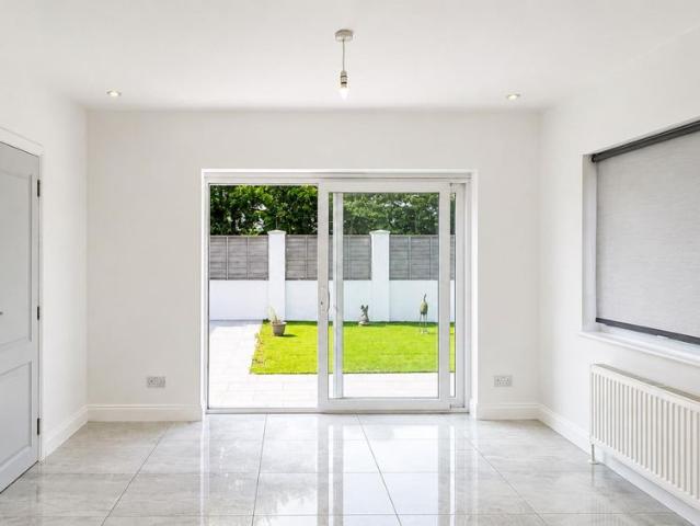4 bedroom House To Let Total Size: 1249 SQ FT