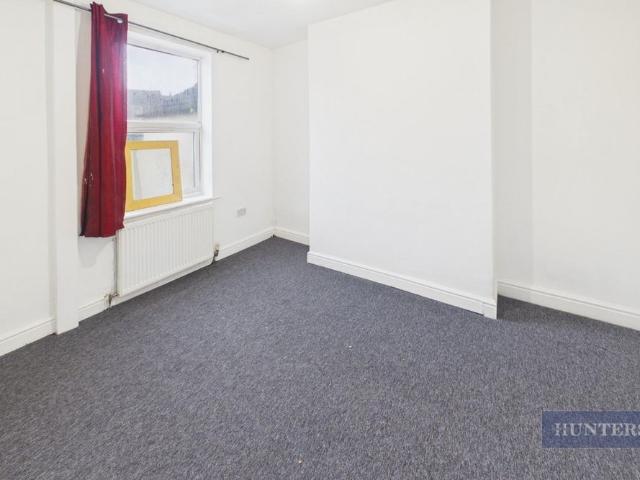 4 bedroom House To Let Total Size: 1227 SQ FT