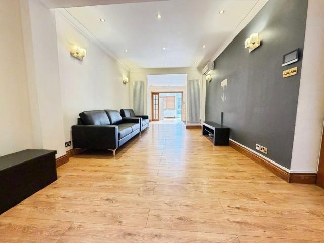 4 bedroom House To Let Total Size: 1237 SQ FT
