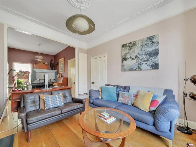 4 bedroom House To Let Total Size: 1450 SQ FT