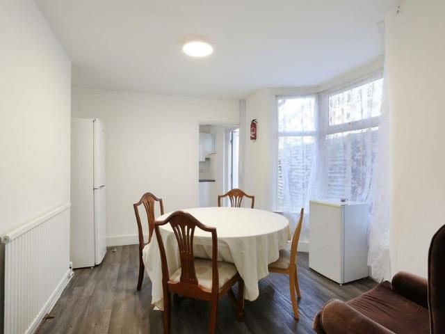 4 bedroom House To Let Total Size: 1411 SQ FT
