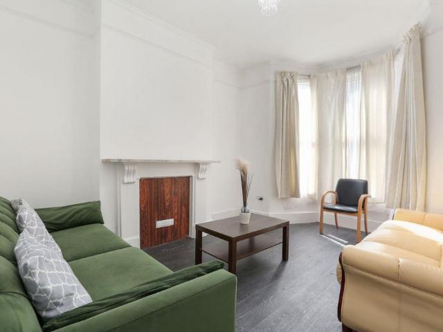 4 bedroom House To Let Total Size: 1411 SQ FT