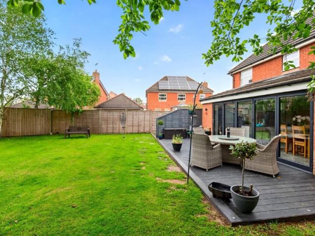 4 bedroom House To Let Total Size: 1690 SQ FT