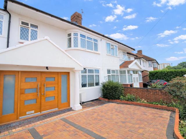 4 Bedroom House To Rent £2,850 pcm