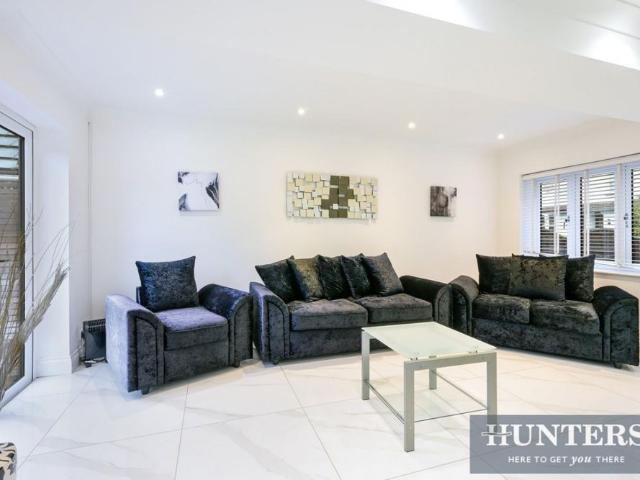 4 bedroom House To Rent Total Size: 1829 SQ FT