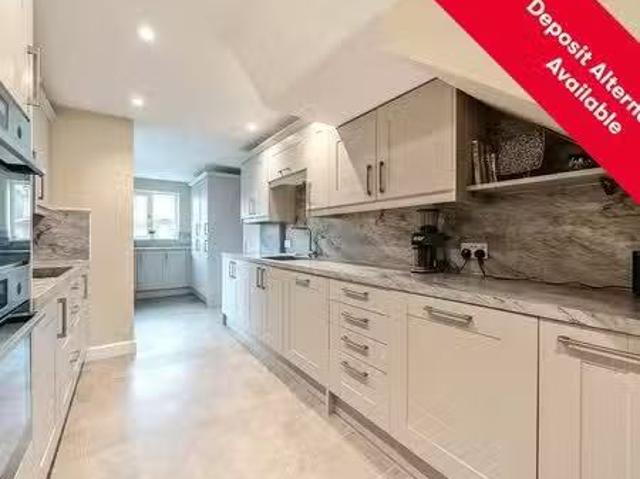 4+ bedroom house to rent in Two Hedges Road, Bishops Cleeve, C.