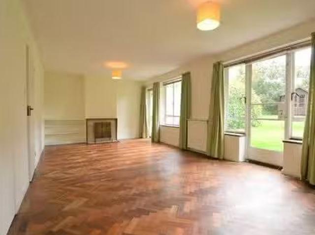 4+ bedroom house to rent in Flanchford Road, Reigate, Surrey.