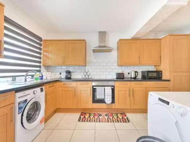 4 bedroom house to rent in London, NW2