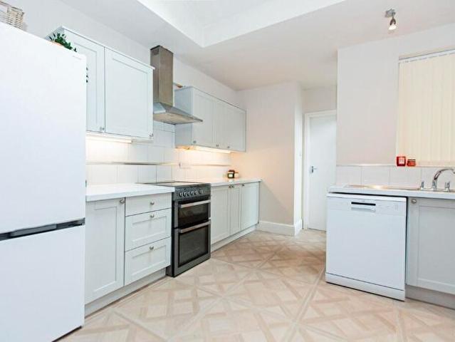 4 Bedroom House To Rent In Room, Charnwood Grove, NG2