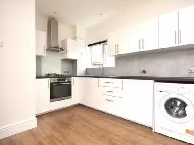 4+ bedroom house to rent in Rowan Road, London, SW16