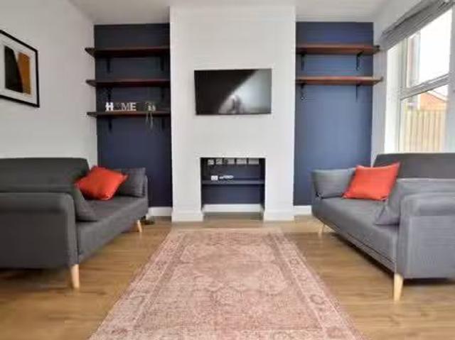 4+ bedroom house to rent in Swan Road, Gloucester, Gloucesters.