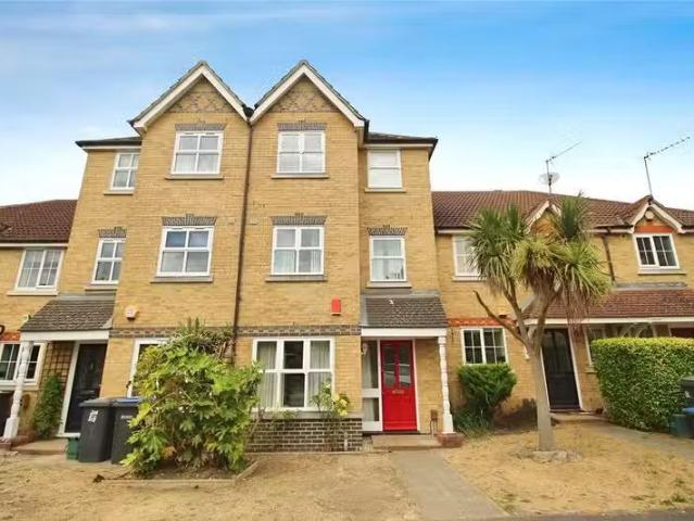 4 bedroom House to rent, Nightingale Shott, Egham, TW20 £2,70.