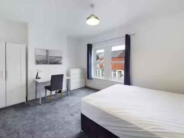 4 bedroom House to rent, Southampton Road, Far Cotton, NN4 £6.