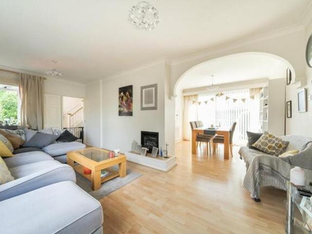 4 Bedroom House Tunbridge Wells Kent LS101025279