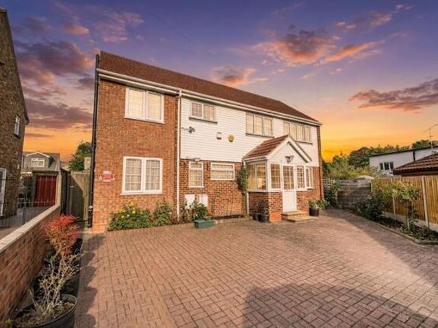 4 Bedroom House Uxbridge Greater London 101316075