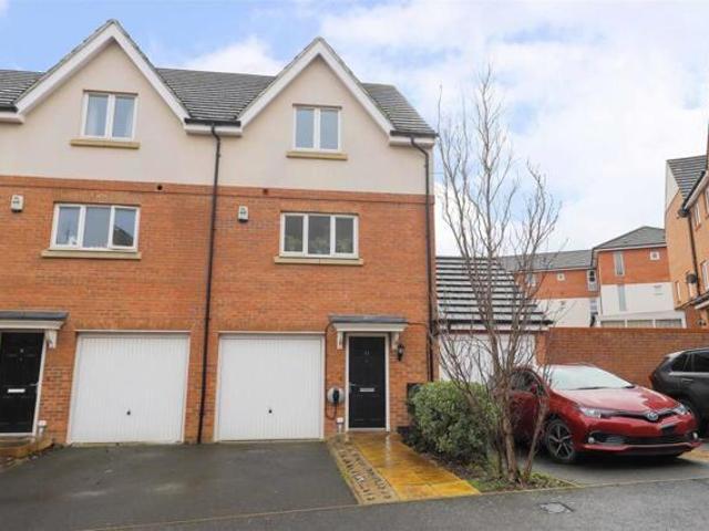 4 Bedroom House Uxbridge Greater London 99608584